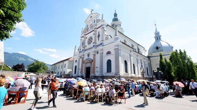 FOTO in VIDEO; Jubilejno, 50. srečanje bolnikov, invalidov in ostarelih na Brezjah | Radio Ognjišče