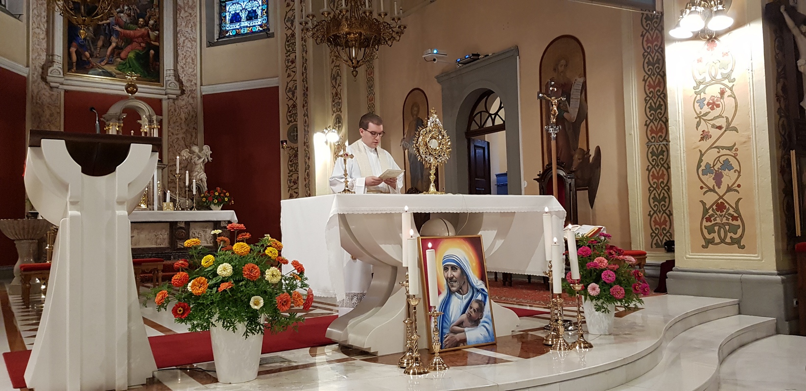 Na Vrhniki slovesno sprejeli relikvije Matere Terezije | Radio Ognjišče