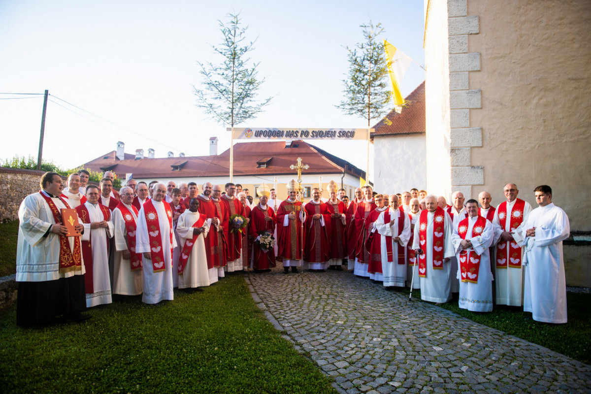 Škof Saje novomašniku Gregorju: Cerkev te sprejema z veseljem in moli ...
