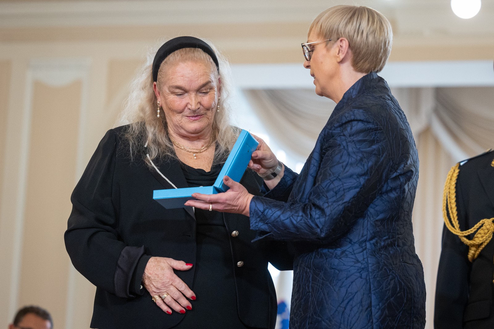 Eldi Viler ob slovesu z velikih odrov red za zasluge | Radio Ognjišče